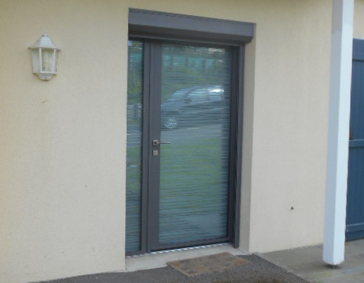 POSE PORTE D’ENTRÉE VITRÉE / K-LINE | Fermetures Louasse